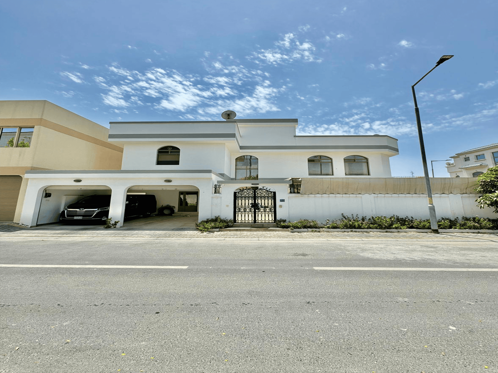 An elegant villa for sale in the Zinj area | Balcony | House me