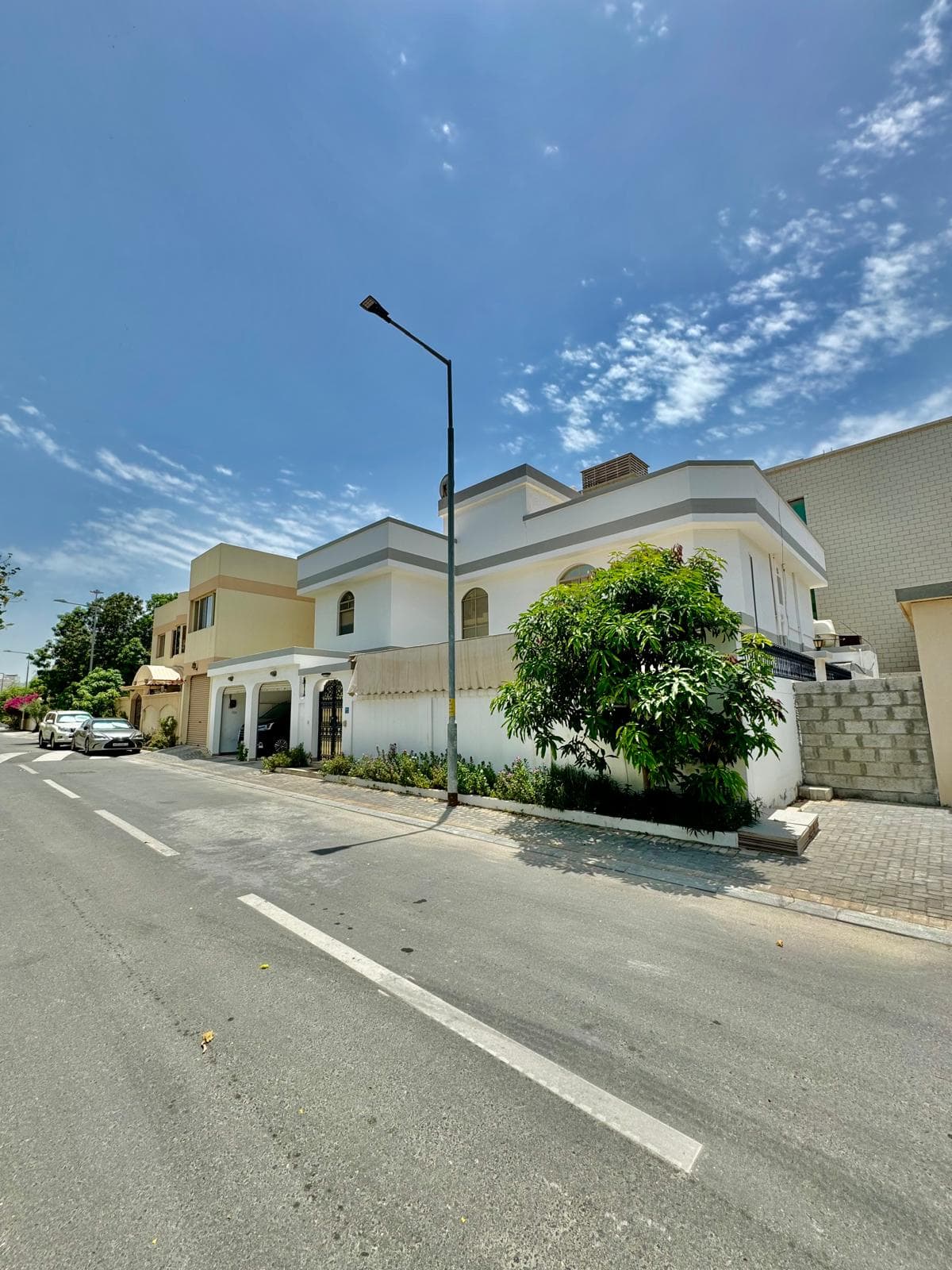 An elegant villa for sale in the Zinj area | Balcony | House me